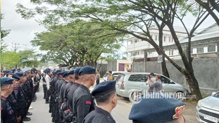 Arena Rapat Pleno Tingkat Provinsi Papua Barat Daya Dijaga Polisi Bersenjata Lengkap ...