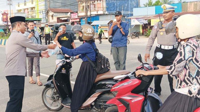 Sambil Bagi-bagi Takjil, Polres Sorong Edukasi Warga Soal Keselamatan Lalu Lintas - Tribunsorong.com