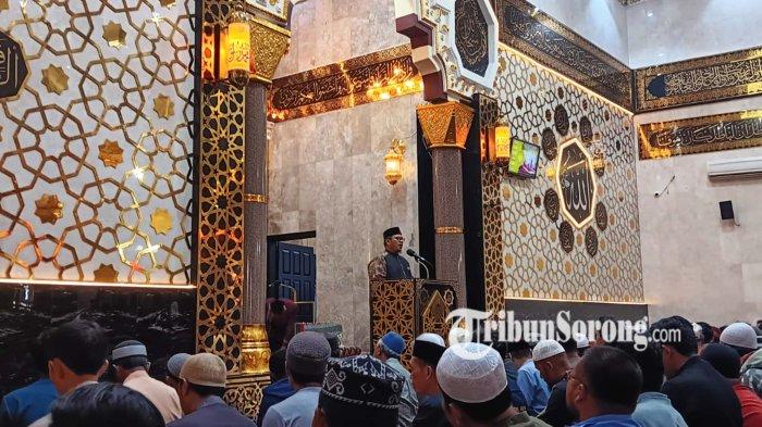 Isi Kultum di Masjid Raodah Kota Sorong, Ustaz Sutriono Ajak Umat Islam ...