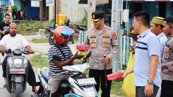 Polres Raja Ampat Bagikan Takjil Sambil Imbau Pengendara Tertib Lalu Lintas - Tribunsorong.com