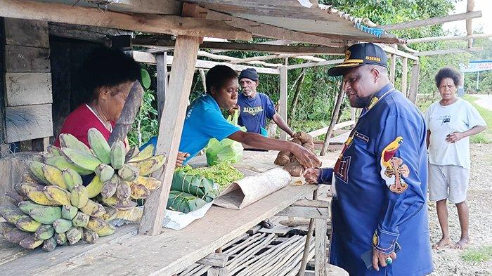 Pj Sekda Maybrat Fertaa Borong Jualan Mama-mama Papua di Kampung Yabok ...