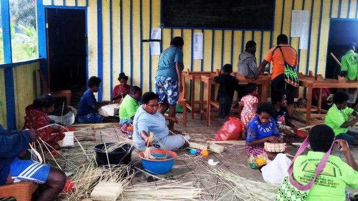 Potret Kreativitas Mama-mama Papua di Kampung Aniti Tambrauw, Rumput ...