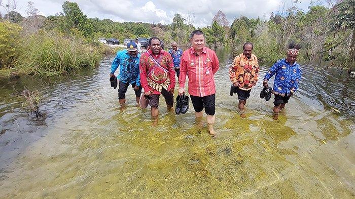 Tinjau Jalan Tergenang Luapan Danau Ayamaru, Begini Penjelasan Pj ...
