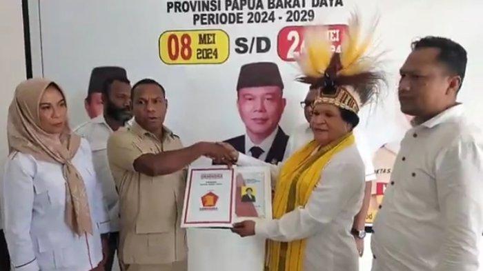 Istri Lambert Jitmau Daftar Jadi Balon Wali Kota Sorong ke Partai ... Istri Lambert Jitmau Daftar Jadi Balon Wali Kota Sorong ke Partai ...