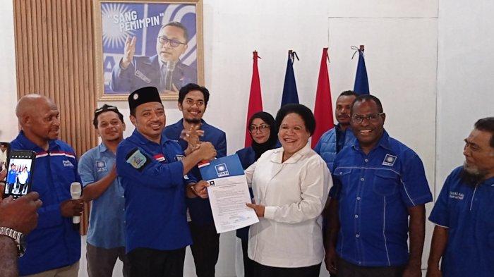 Petronela Kambuaya Terima Surat Tugas dari PAN, Syafrudin Sabonama: Layak Maju Jadi Walkot ...