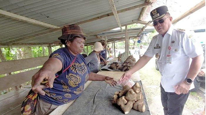 Belanja ala Pj Bupati Maybrat di Lapak Mama Papua Pasar Bandara ...