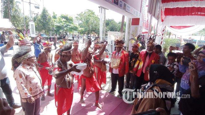 Masyarakat Suku Ambel Raja Ampat Buat Sumpah Adat di Kantor KPU Papua ...