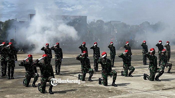 Atraksi Prajurit hingga Defile Alutsista HUT Ke-79 TNI di Alun-alun Aimas Sorong Hibur ...