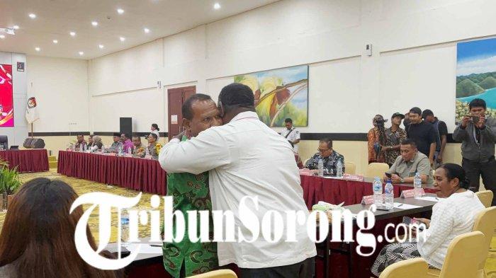 Peluk Hangat Gabriel Asem, Elisa Kambu: Pilkada Usai, Saatnya Bersatu ...