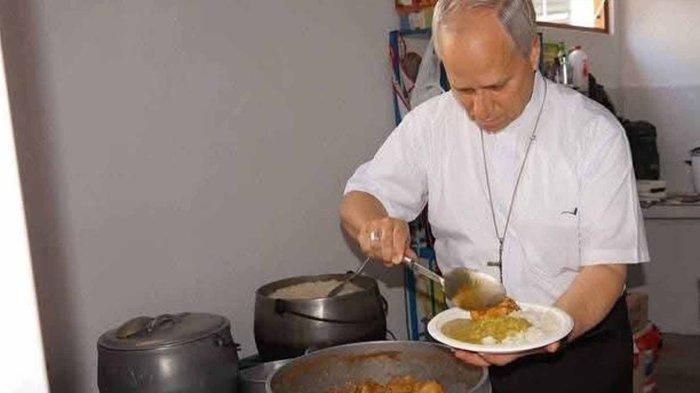 Paus Leo XIV Pernah Duduk Makan Bersama Novis di Sorong dan Nginap di ...