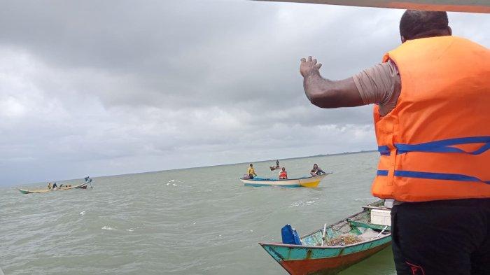 Kapal Kayu Sinar Maros Tenggelam di Laut Sorong Selatan, Juru Minyak ... Kapal Kayu Sinar Maros Tenggelam di Laut Sorong Selatan, Juru Minyak ...