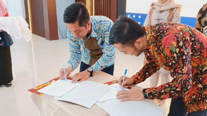 Kepala BPVP Sorong Rahman Arsyad dan Pimpinan Cabang PT PKSS Tanda ...