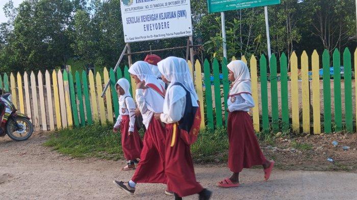 Penggunaan Sepatu Baru Jadi Penanda Masuknya Tahun Ajaran Baru 2023/ ...