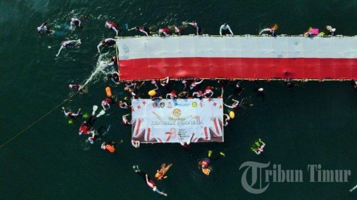 SAMBUT HUT ke-78 RI, Ratusan Perenang Bentangkan Bendera Merah Putih 78 Meter di Laut Makassar ...