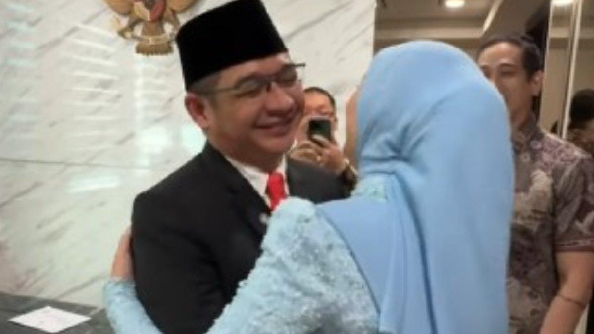 7 Potret Adelia Wilhelmina Dampingi Pasha Ungu Dilantik Jadi Anggota DPR, Cantik Berkebaya Biru ...