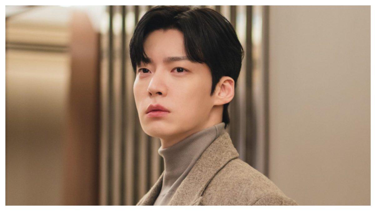 Ahn Jae Hyun Kini Memegang Jabatan Baru: Direktur Layanan Pelanggan ...