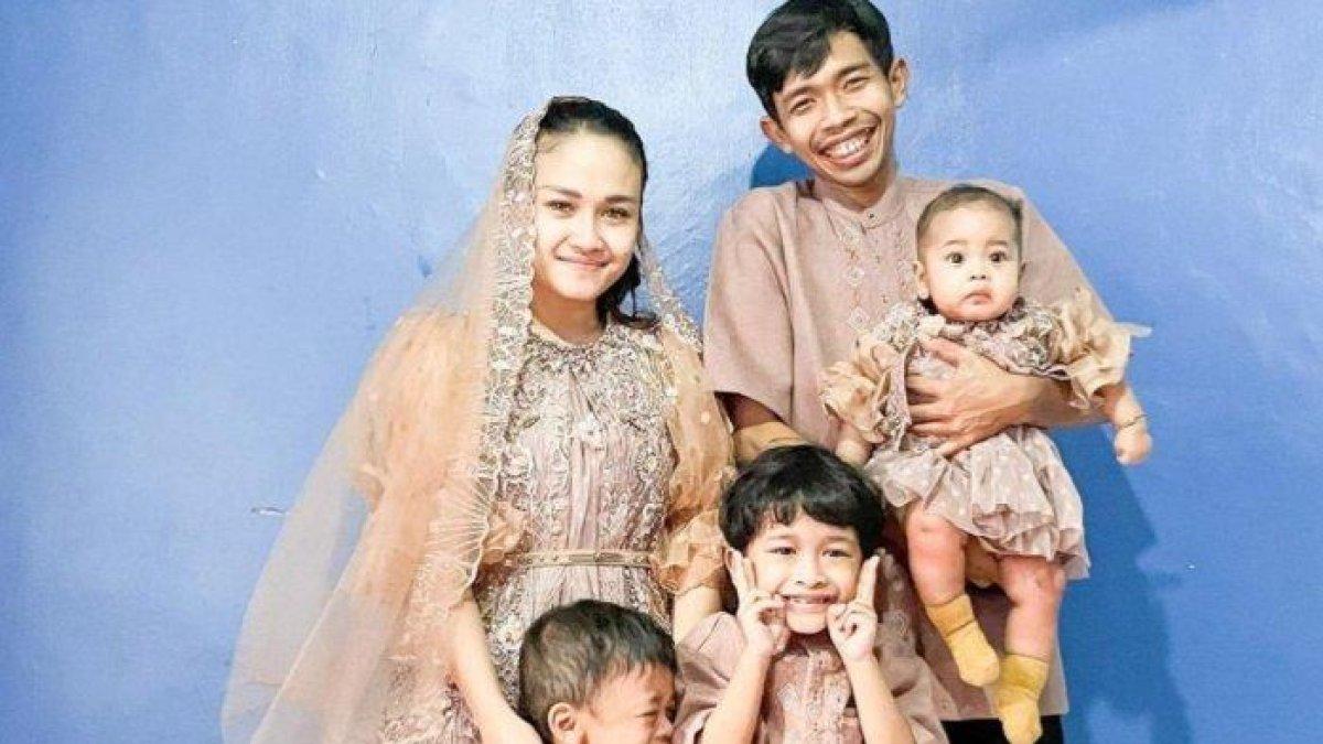 Nasib Dede Sunandar Usai Gagal Nyaleg, Udah Jual Mobil dan Rumah, Kini ... Nasib Dede Sunandar Usai Gagal Nyaleg, Udah Jual Mobil dan Rumah, Kini ...
