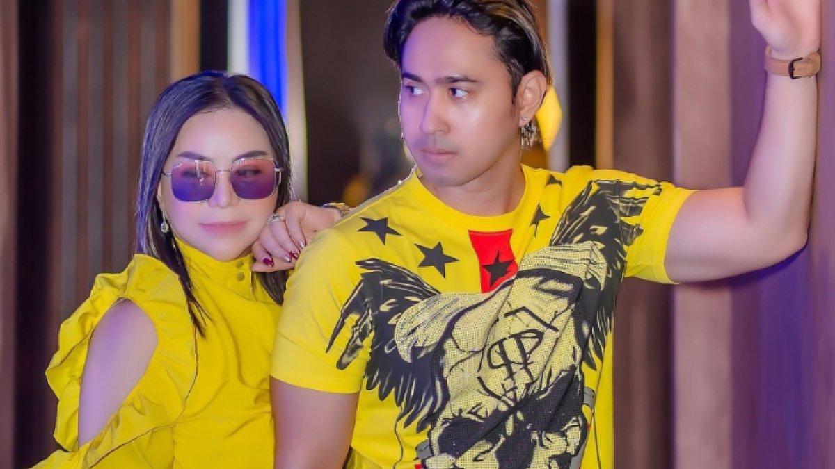 5 Gaya Pacaran Anisa Bahar dengan Kekasih Brondong, Beda Usia 19 Tahun ... 5 Gaya Pacaran Anisa Bahar dengan Kekasih Brondong, Beda Usia 19 Tahun ...