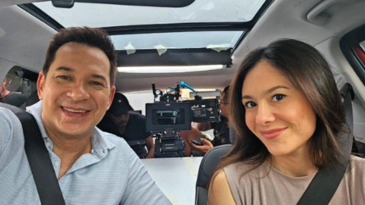 Potret Ari Wibowo Pose Bareng Wulan Guritno dalam Mobil, Pamer Senyum ...