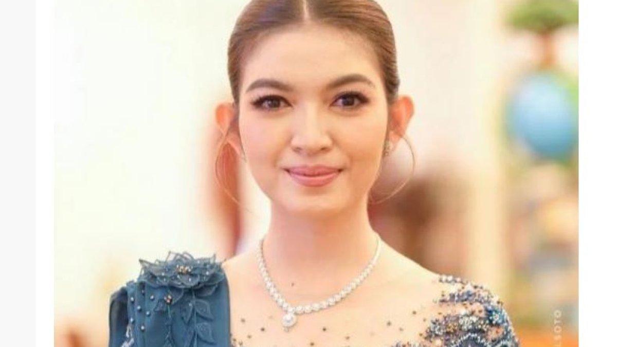 Potret Selvi Ananda dengan Kebaya Biru, Cantik dengan Riasan Natural dan Kalung Mutiara ...