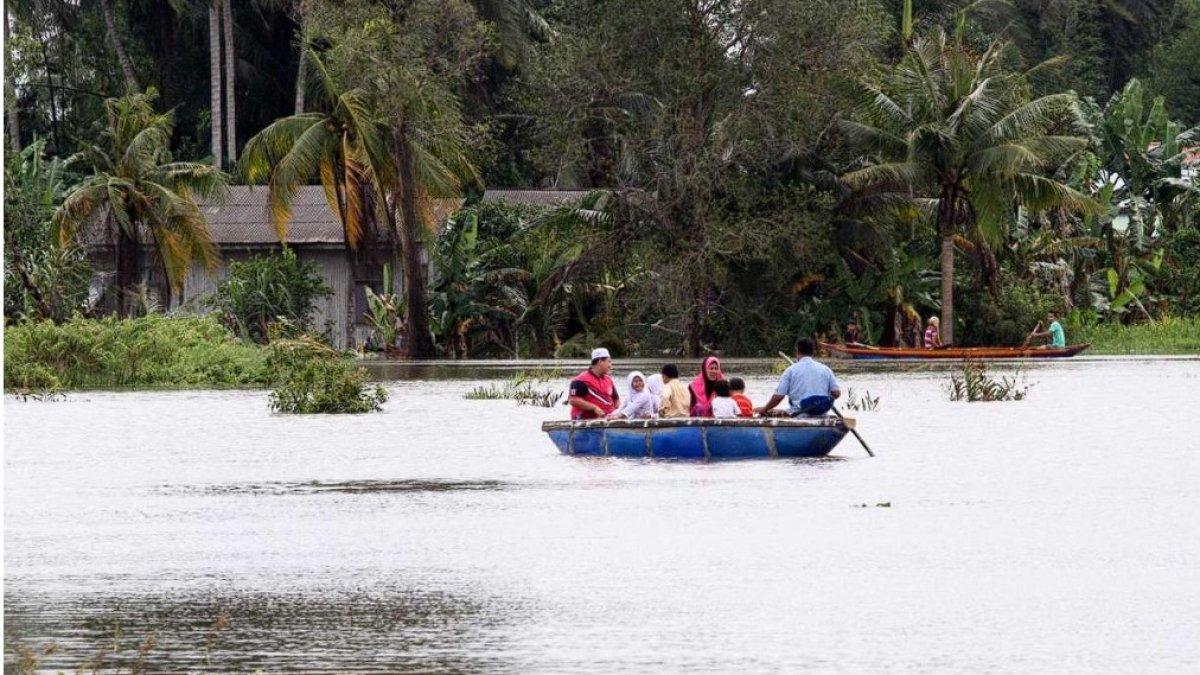 SALUT! Wanita Lansia Ini Tetap Tersenyum Meski Rumahnya Terendam Banjir, Kini Malah Asyik ...