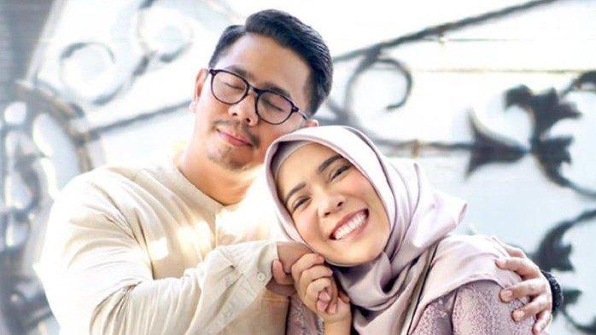 Cara Unik Fitri Tropica Rayakan Ultah Pernikahan ke-10, Pakai Busana ...