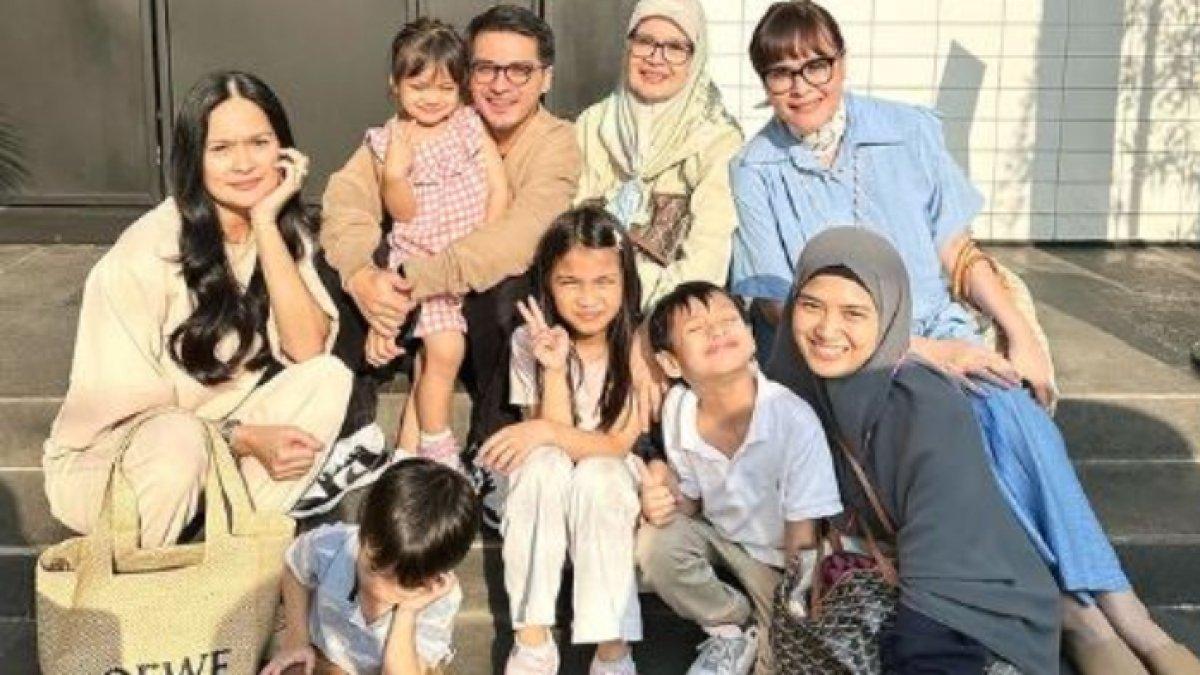 5 Potret Donna Harun Momong Empat Cucunya, OOTD Kece Bak Nenek Gaul, Dipuji Awet Muda di Usia 56 ...