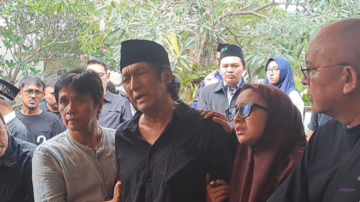 Potret Ikang Fawzi Lemas di Depan Pusara Marissa Haque, Panjatkan Satu ...
