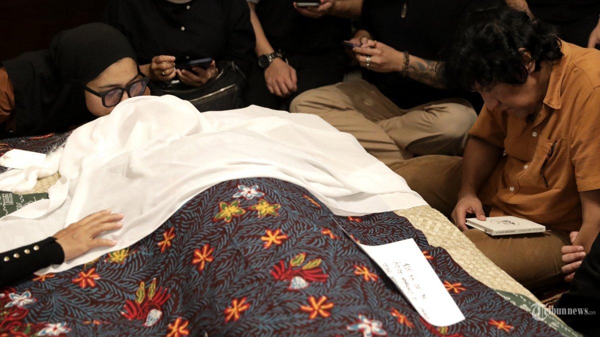 5 Fakta Kondisi Ikang Fawzi setelah Marissa Haque Meninggal, Mata Sembab, Lunglai Dipapah Sang ...