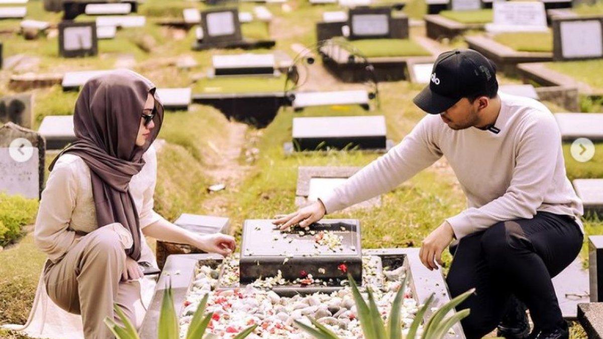 Potret Thariq Halilintar Kunjungi Makam Adjie Massaid, Minta Izin Nikahi Aaliyah: Tertulis di ...
