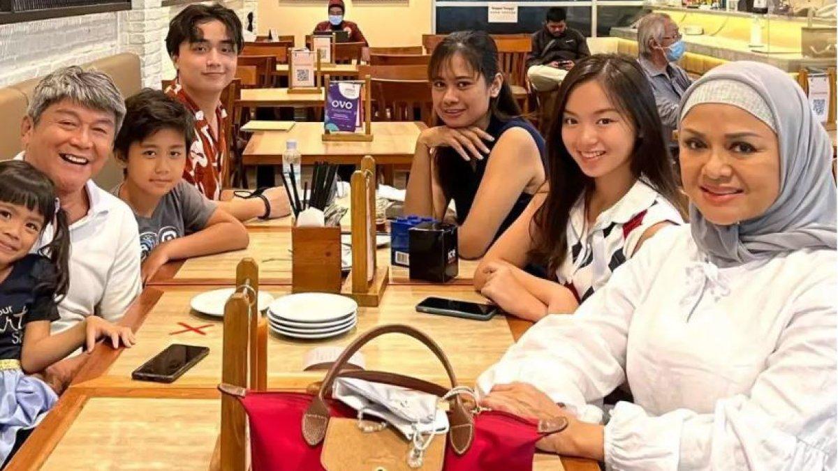 5 Potret Harmonis Betharia Sonata & Keluarga Eks Suami, Istri Willy ...