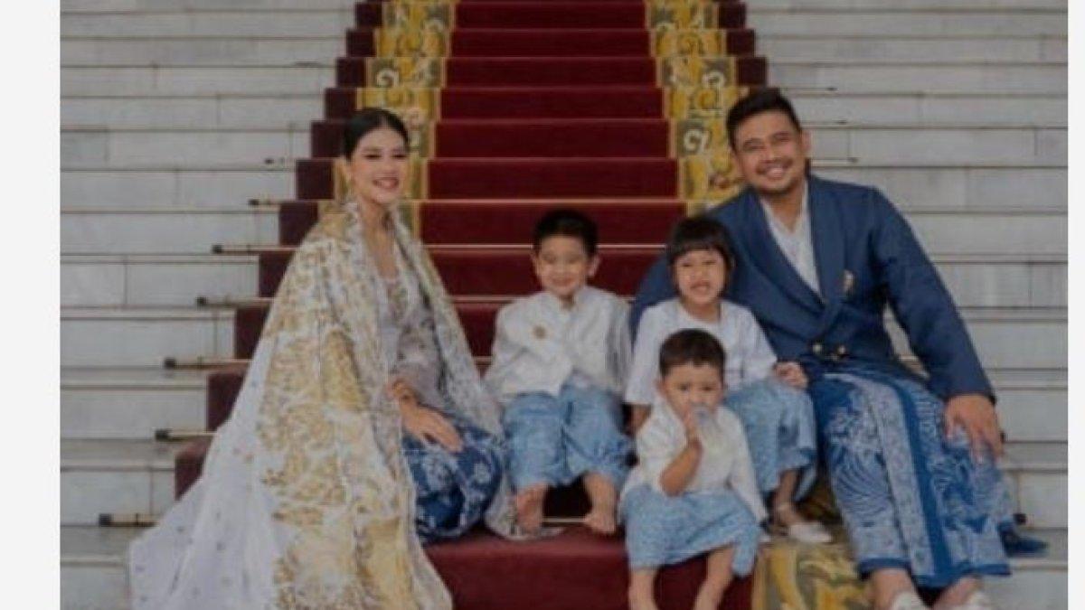 Outfit Selvi Ananda di Foto Keluarga Jokowi di Istana, Bandingkan ...