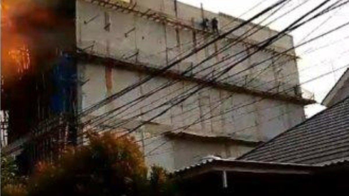 Ya Allah! Kuli Bangunan Gelantungan Terjebak Kebakaran, Cuma Pegangan ...