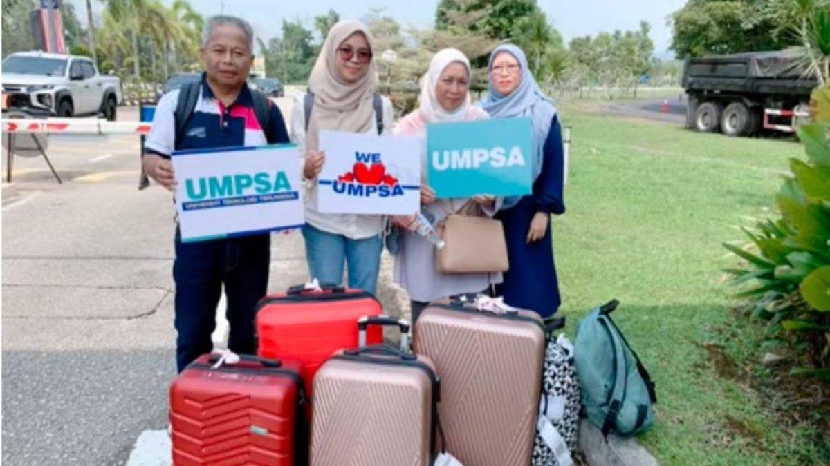 PERJUANGAN Ortu Antar Anak Masuk Kuliah Perdana dengan Jalan Kaki, Rela ...