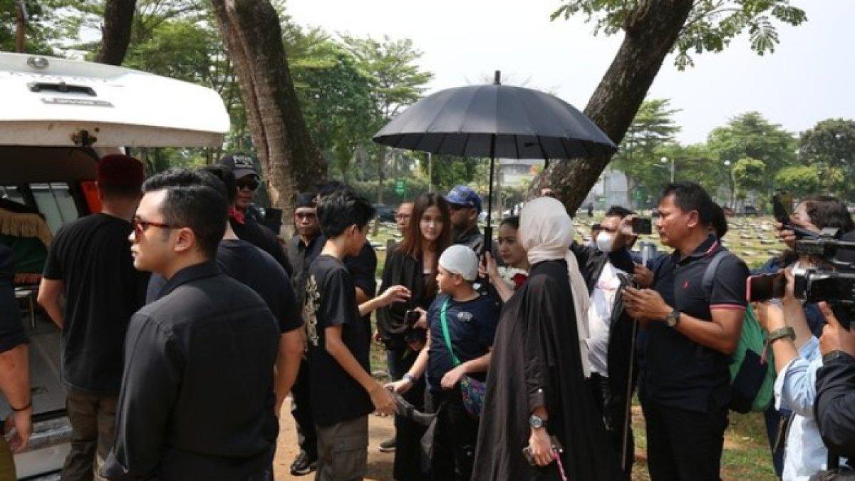 11 Potret Deswita Maharani dan Risma Nilawati di Pemakaman Ibu Ferry ...