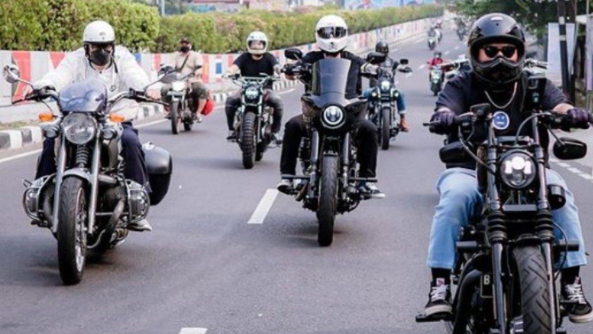 PESONA Vincent Rompies Naik Moge Bikin Penggemar Terpukau, Makin Tua ...