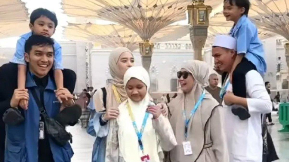 5 Potret Inara Rusli dan Hendra Zayn Umroh ke Tanah Suci, Disebut ...