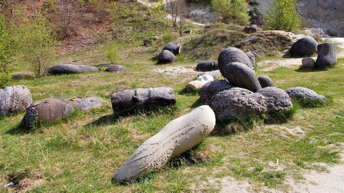 Sempat Dikira Peninggalan Alien, Ini Batu Hidup yang 'Melahirkan' Batu ...