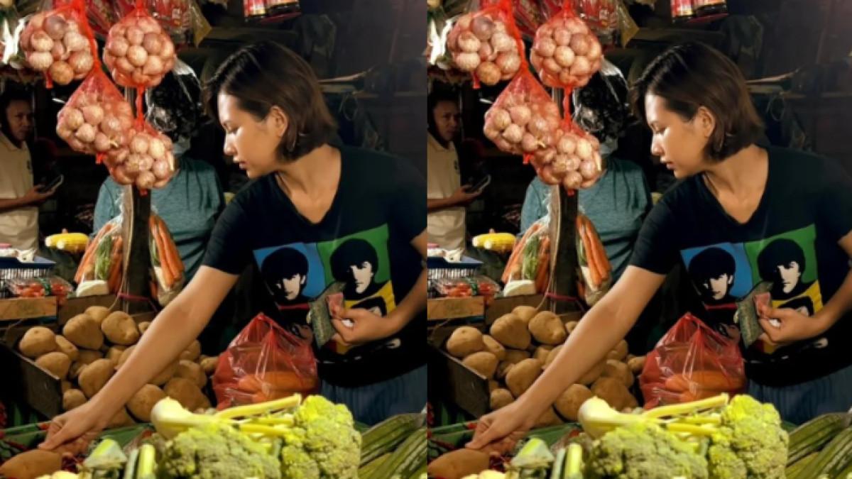 5 Potret Estetik, Indah Permatasari Belanja Buah di Pasar Tradisional ...