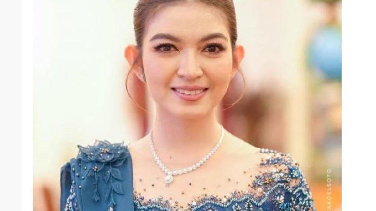 Potret Selvi Ananda dengan Kebaya Biru, Cantik dengan Riasan Natural dan Kalung Mutiara ...