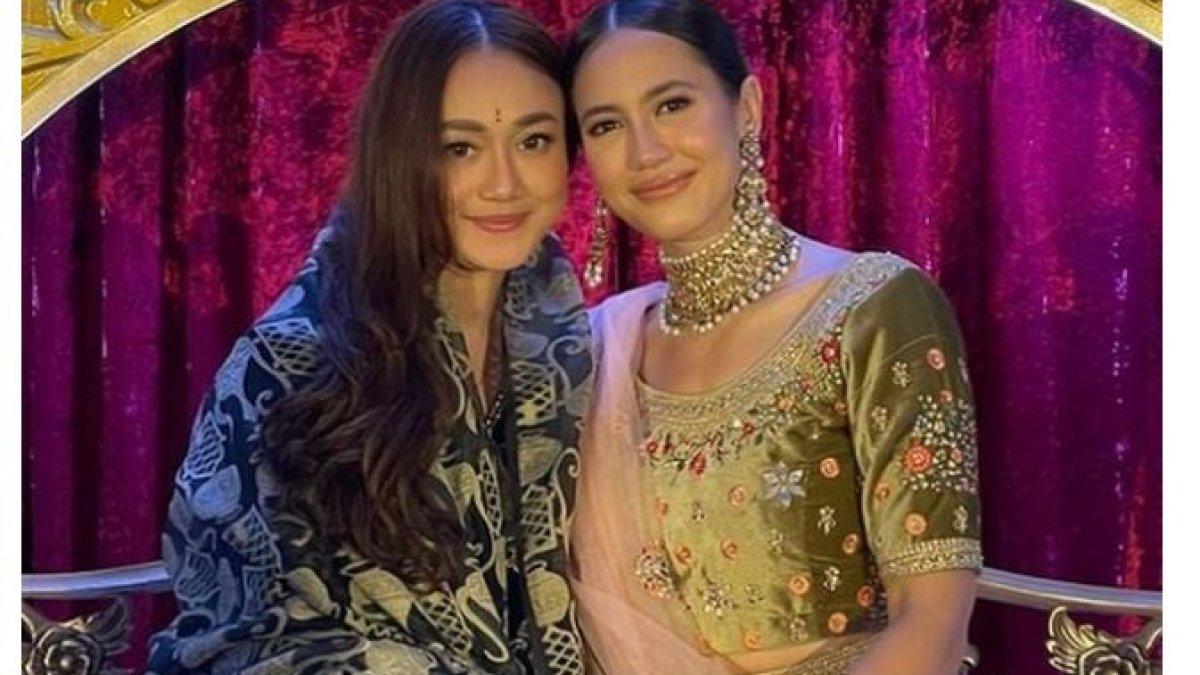 7 Potret Henna Night Pevita Pearce Sebelum Nikahi Mirzan Meer, Cantik Pakai Lehenga India ...