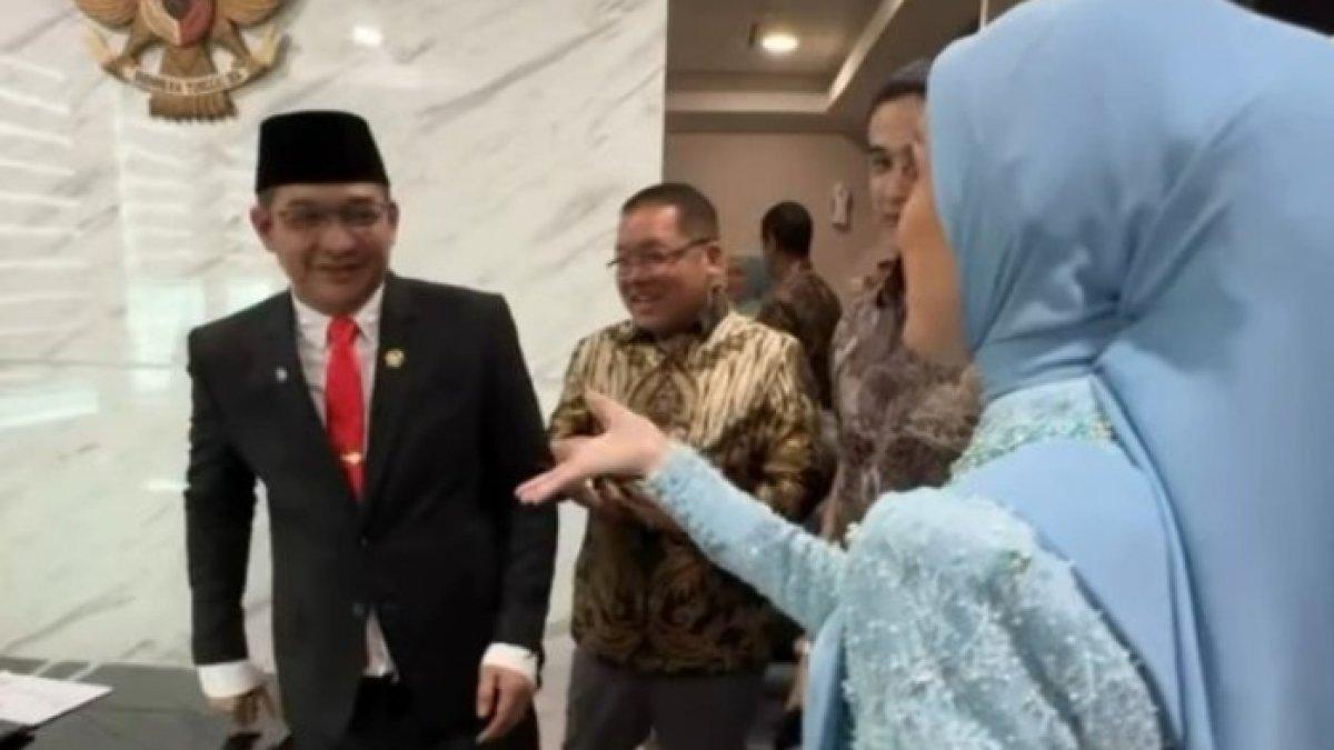 7 Potret Adelia Wilhelmina Dampingi Pasha Ungu Dilantik Jadi Anggota DPR, Cantik Berkebaya Biru ...
