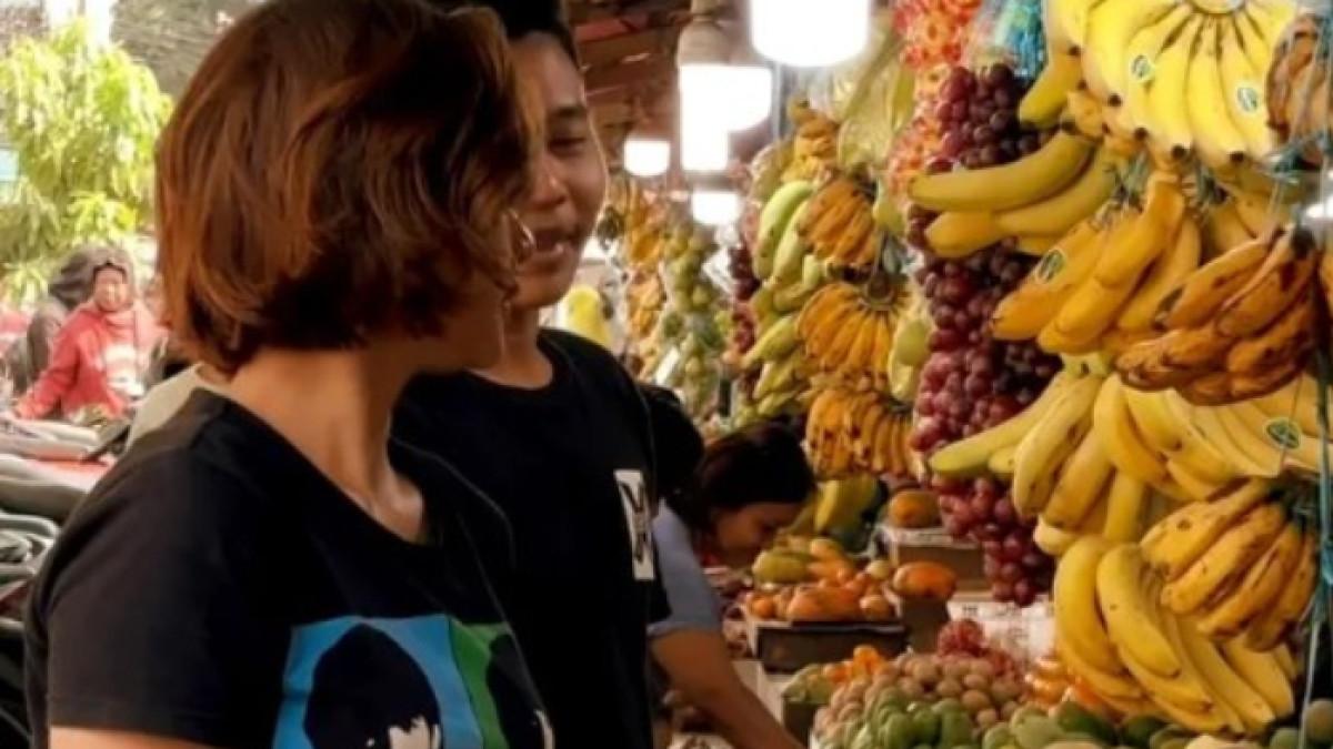 5 Potret Estetik, Indah Permatasari Belanja Buah di Pasar Tradisional, Santai Pakai Kaos Oblong ...