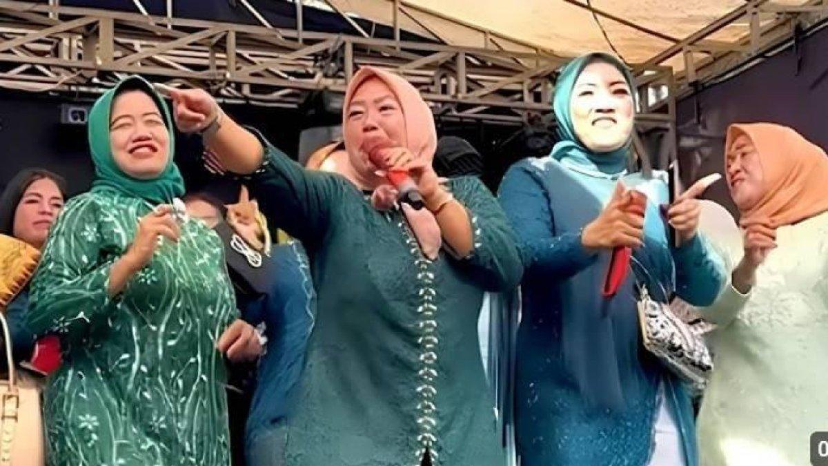 Siapa Susilawati? Viral Nyanyi Lagu 'Waktu Ku Kecil', Video Dikomen Jokowi, Kini Kebanjiran ...