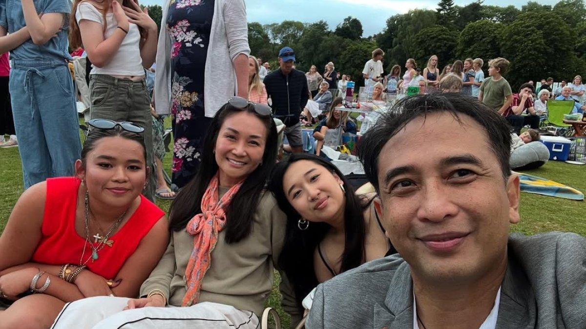 Momen Bahagia Piyu Padi Hadiri Wisuda SMA Anak Sulungnya di Inggris ...