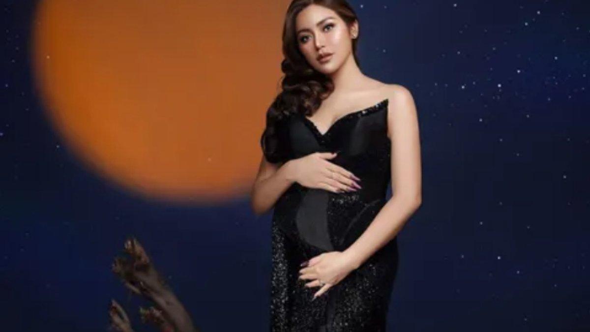 5 Potret Maternity Kehamilan Ketiga Jessica Iskandar, Istri Vincent Verhaag Tampil Serba Hitam ...