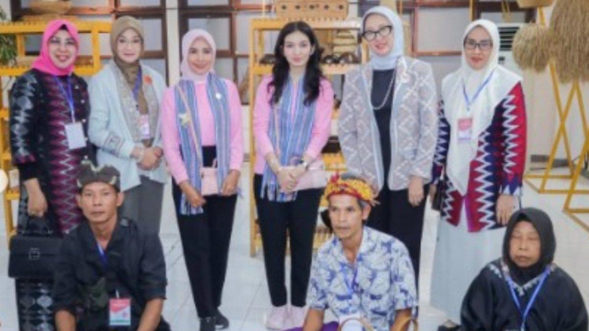 5 Potret Selvi Ananda Kunjungi Lombok, Belanja Kain Premium hingga Rp ...