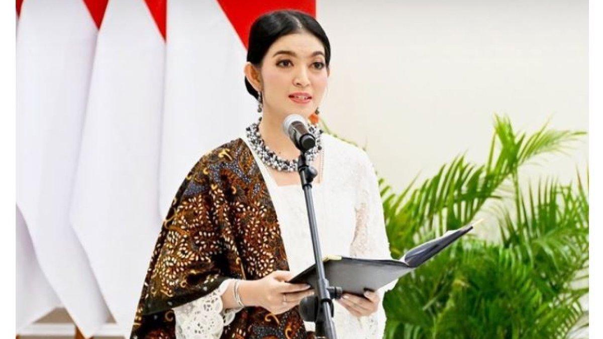 Gaya Anggun Selvi Ananda Pakai Kebaya Putih, Perhiasan Mutiara Mencuri ...