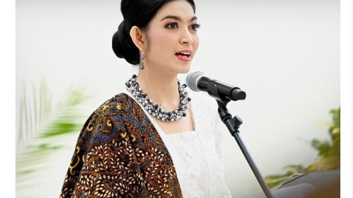 Gaya Anggun Selvi Ananda Pakai Kebaya Putih, Perhiasan Mutiara Mencuri Perhatian - Halaman all ...