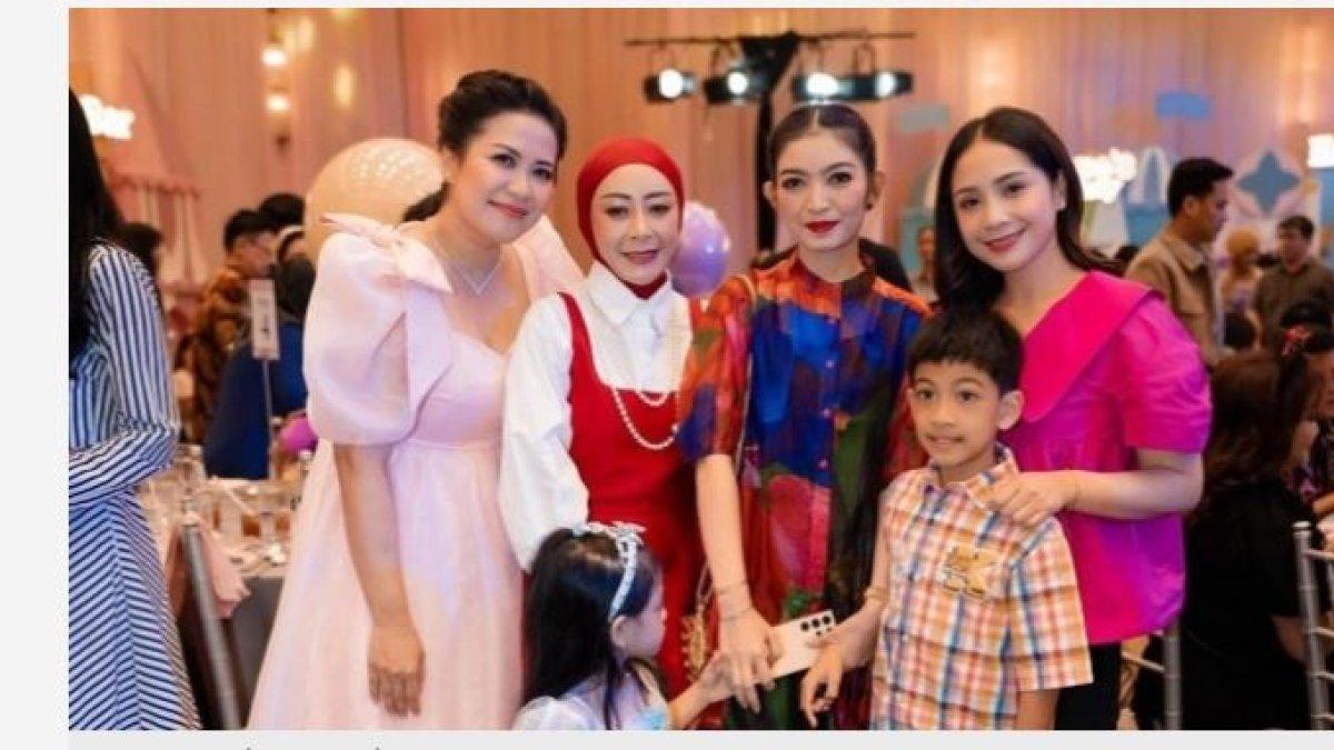 Dari Kepala hingga Kaki, Ini Rincian Outfit Selvi Ananda Kala Bertemu ...